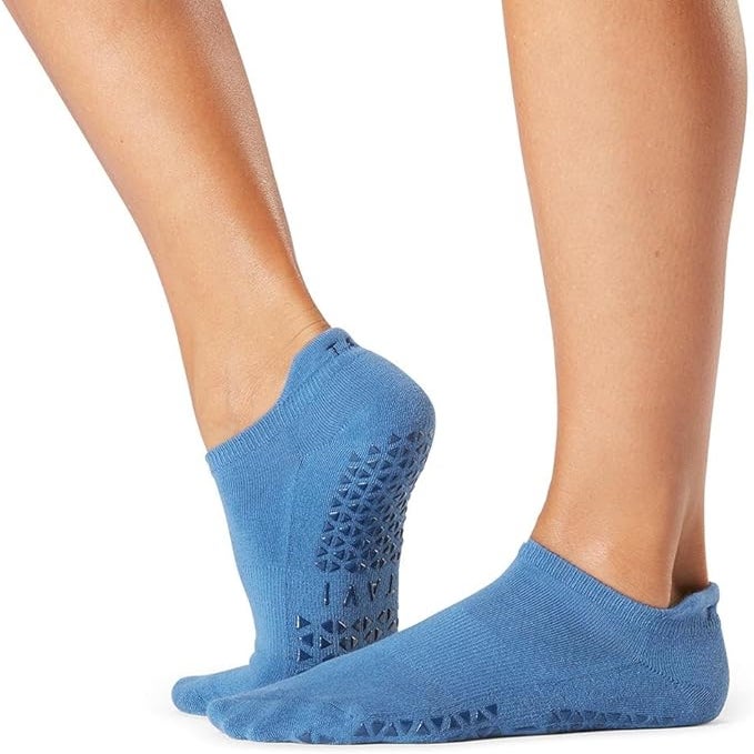 5 Best Pilates Socks On Amazon To Purchase ASAP