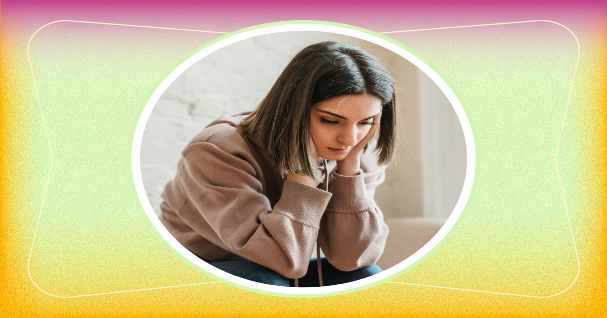 What To Do When A Friend Triggers Your Eating Disorder, From 2 Experts